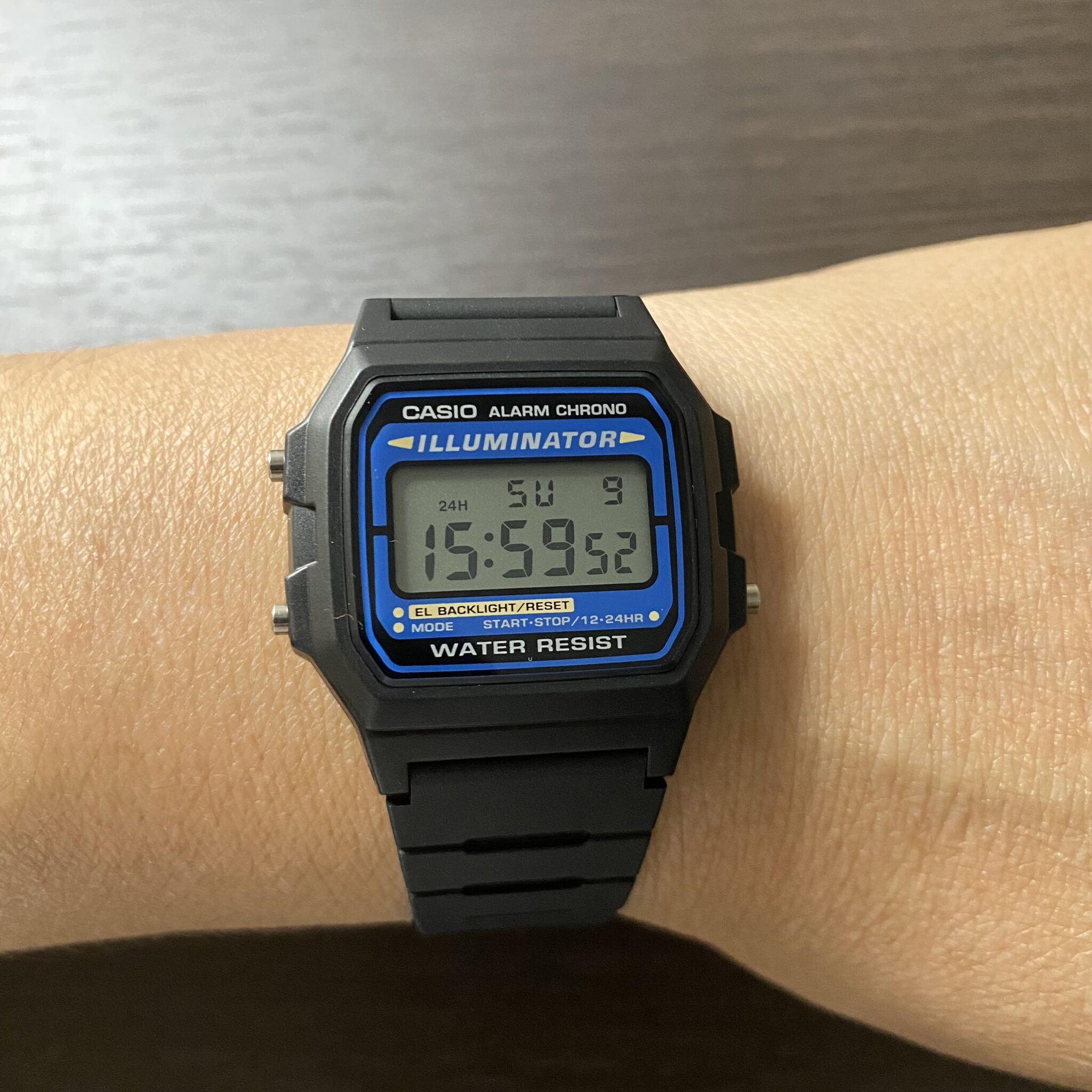 EL搭載！CASIO F-105Wレビュー | 見栄っ張りの鏡