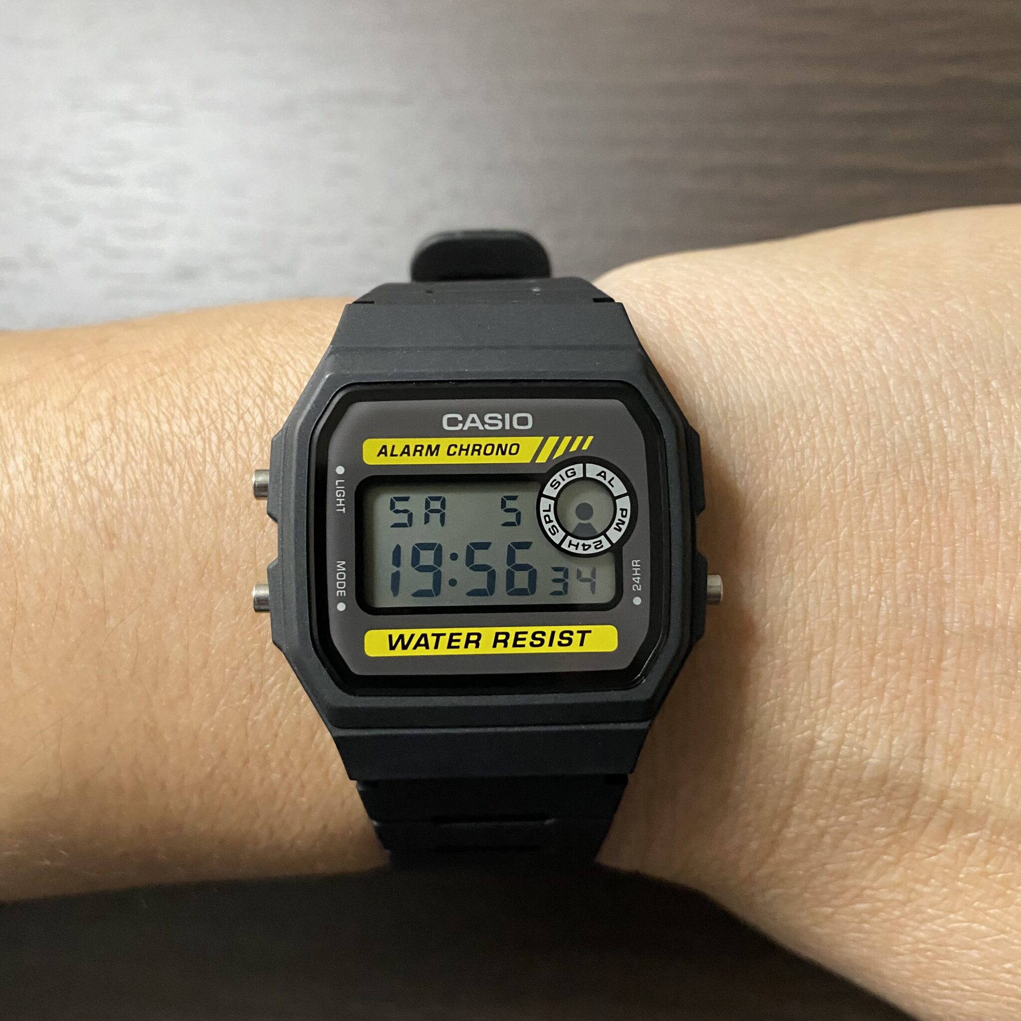 スッキリしたデザインが魅力！CASIO F-94W レビュー | 見栄っ張りの鏡