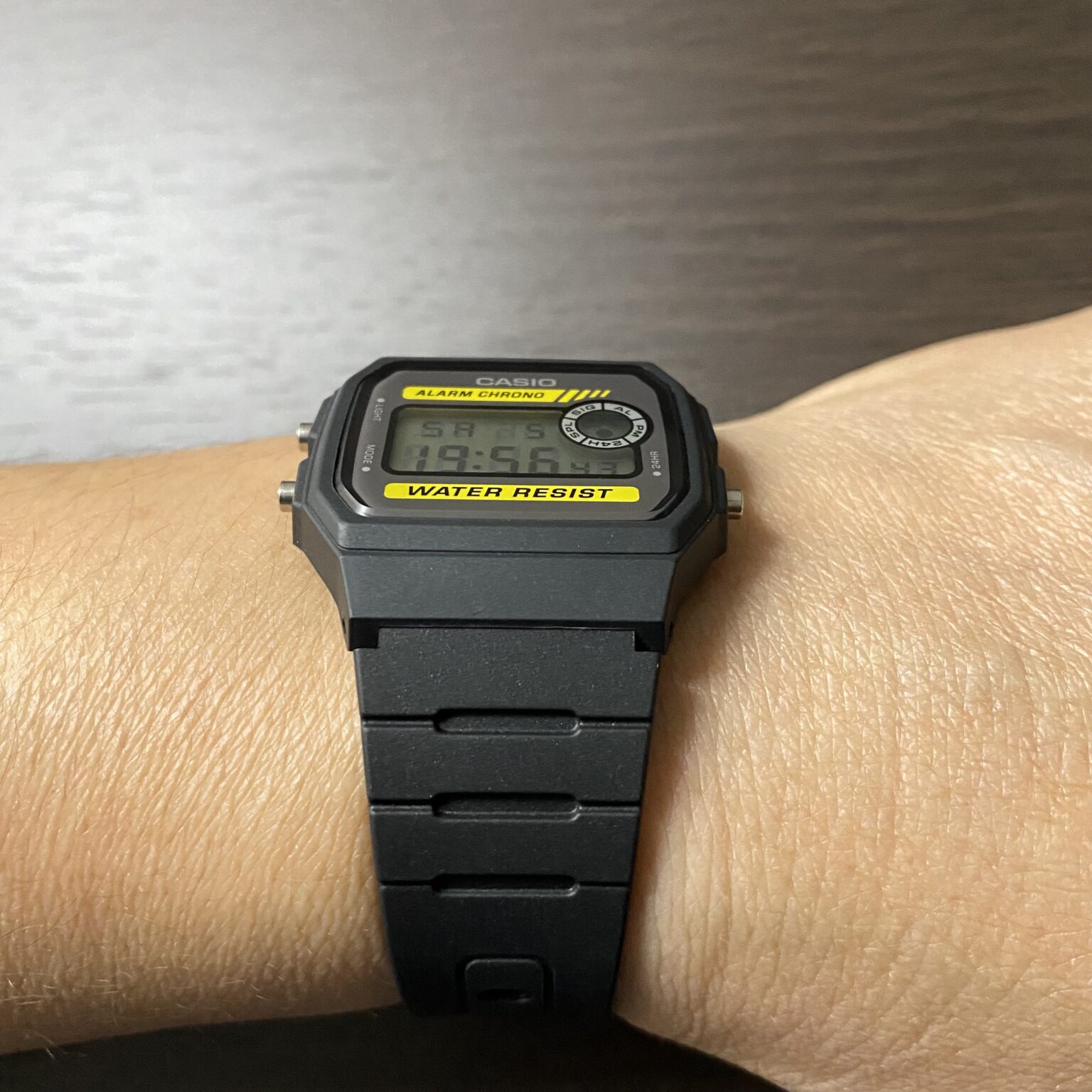 スッキリしたデザインが魅力！CASIO F-94W レビュー | 見栄っ張りの鏡