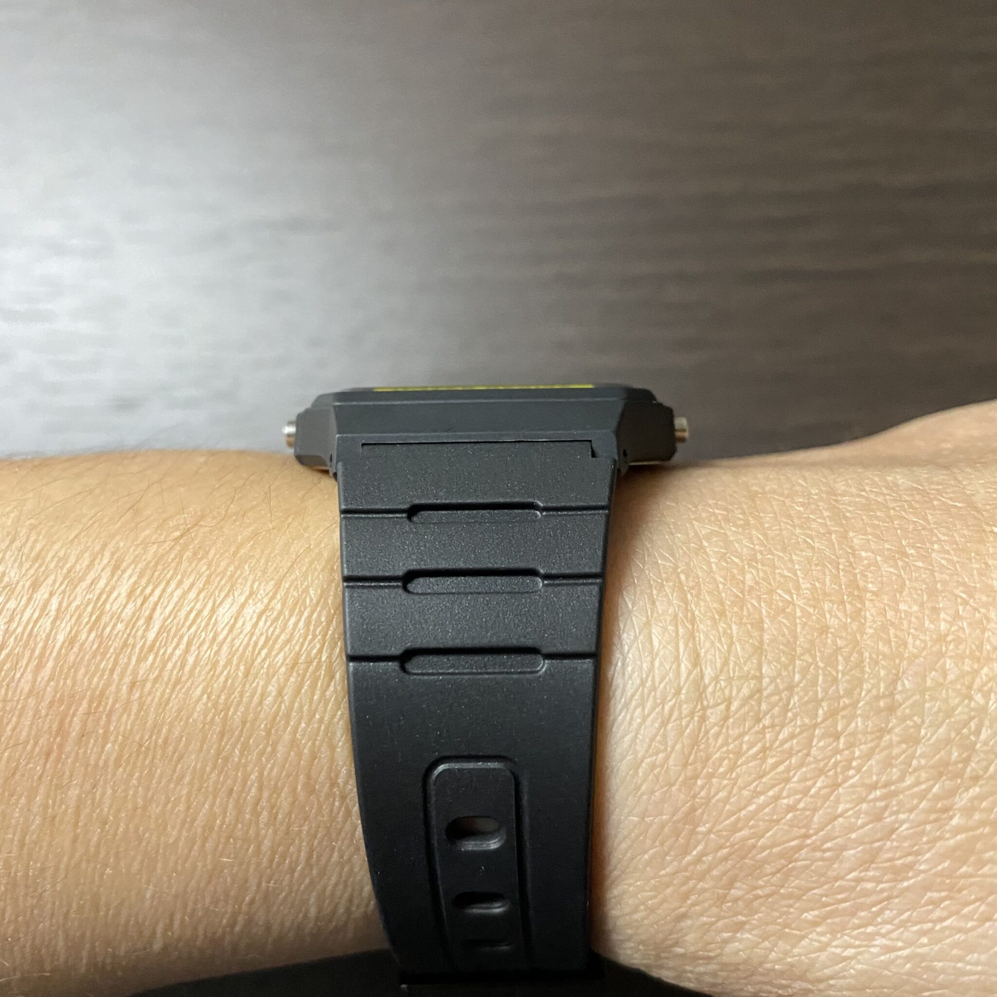 スッキリしたデザインが魅力！CASIO F-94W レビュー | 見栄っ張りの鏡